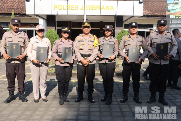 Upacara Korp Raport Dan Pemberian Penghargaan Di Polres Jembrana