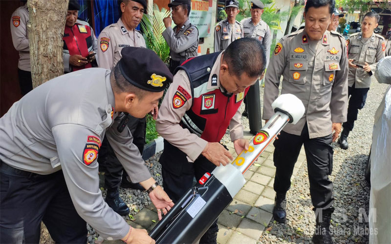 Kapolsek Kawasan Pelabuhan Gilimanuk Terima Alat SecDoor untuk Perketat ... Kapolsek Kawasan Pelabuhan Gilimanuk Terima Alat SecDoor untuk Perketat ...